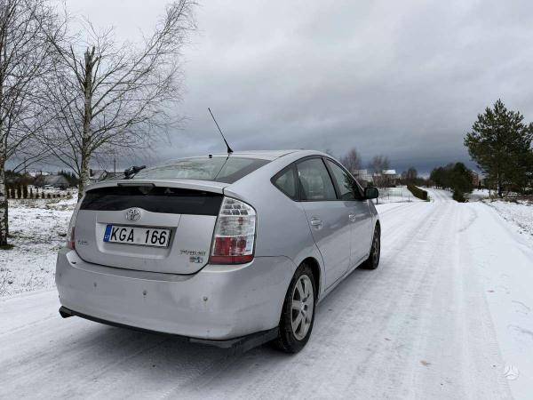 Grey Toyota Prius 2009 in Vilnius, with an engine capacity of 1.50 L and mileage of 390 thousand km for 2950 €, photo 4 on AUTOMOTO.COM.LV