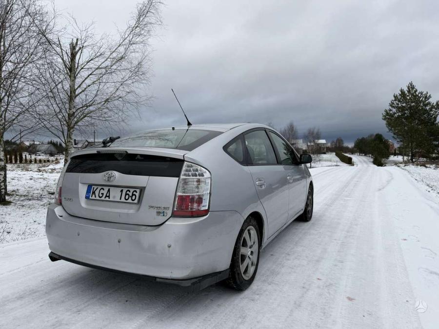 Pelēks Toyota Prius 2009 Viļņa, ar dzinēja tilpumu 1.50 L un nobraukumu 390 tūkst. km par 2950 €, foto 4 vietnē AUTOMOTO.COM.LV