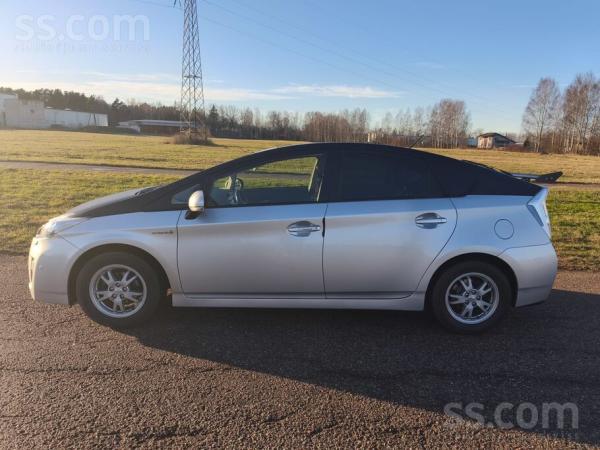 Grey Toyota Prius 2009 in Riga, with an engine capacity of 1.80 L and mileage of 260 thousand km for 7200 €, photo 2 on AUTOMOTO.COM.LV