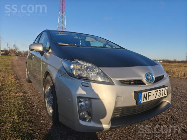 Grey Toyota Prius 2009 in Riga, with an engine capacity of 1.80 L and mileage of 260 thousand km for 7200 €, photo 3 on AUTOMOTO.COM.LV