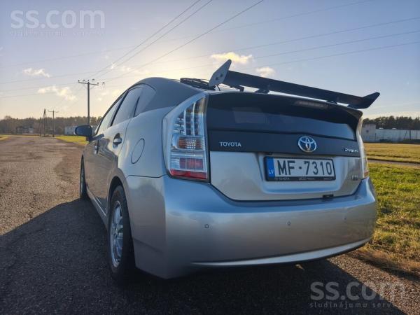 Grey Toyota Prius 2009 in Riga, with an engine capacity of 1.80 L and mileage of 260 thousand km for 7200 €, photo 4 on AUTOMOTO.COM.LV