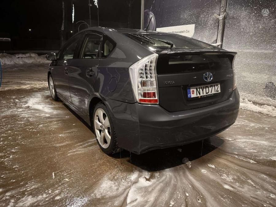 Grey Toyota Prius 2009 in Vilnius, with an engine capacity of 1.80 L and mileage of 239 thousand km for 6500 €, photo 1 on AUTOMOTO.COM.LV