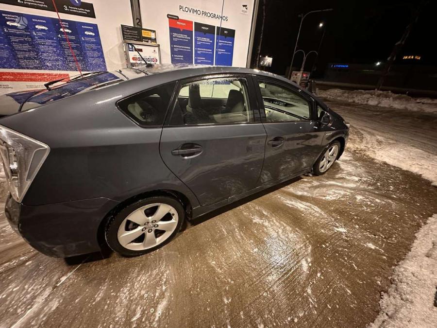 Grey Toyota Prius 2009 in Vilnius, with an engine capacity of 1.80 L and mileage of 239 thousand km for 6500 €, photo 5 on AUTOMOTO.COM.LV