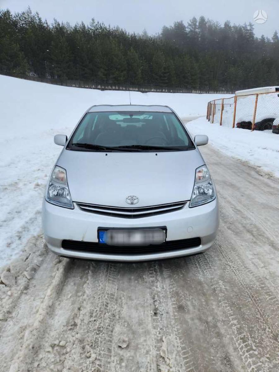 Grey Toyota Prius 2009 in Vilnius, with an engine capacity of 1.50 L and mileage of 284 thousand km for 4499 €, photo 2 on AUTOMOTO.COM.LV
