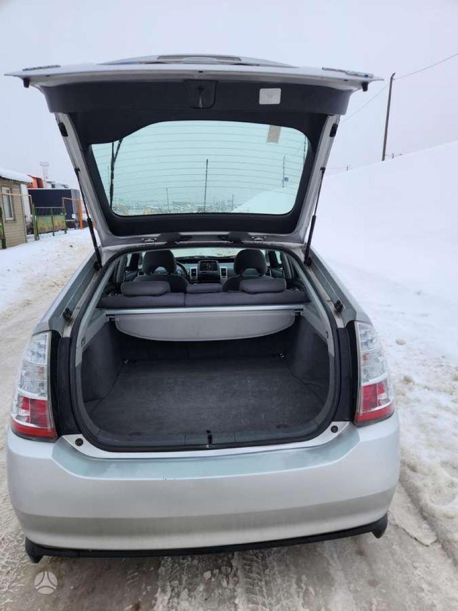Grey Toyota Prius 2009 in Vilnius, with an engine capacity of 1.50 L and mileage of 284 thousand km for 4499 €, photo 8 on AUTOMOTO.COM.LV