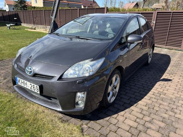 Grey Toyota Prius 2009 in Vilnius, with an engine capacity of 1.80 L and mileage of 328 thousand km for 6000 €, photo 2 on AUTOMOTO.COM.LV