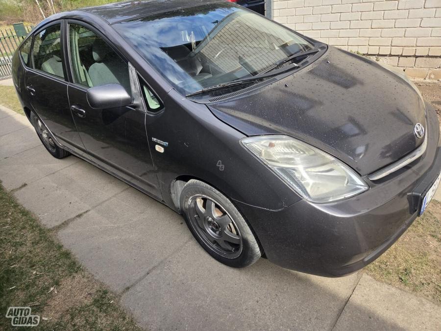 Pelēks Toyota Prius 2009 Viļņa, ar dzinēja tilpumu 1.50 L un nobraukumu 500 tūkst. km par 3550 €, foto 4 vietnē AUTOMOTO.COM.LV