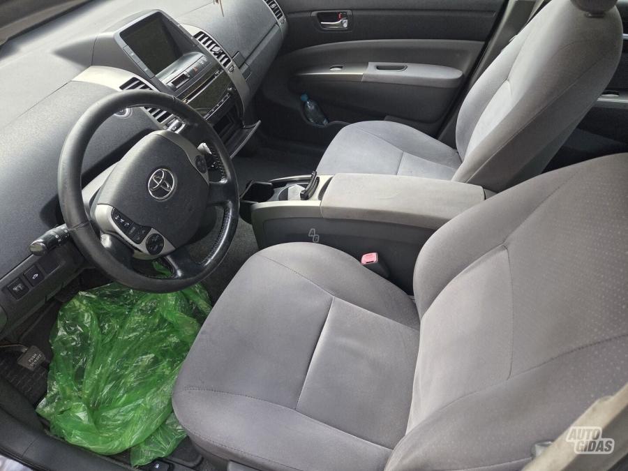 Pelēks Toyota Prius 2009 Viļņa, ar dzinēja tilpumu 1.50 L un nobraukumu 500 tūkst. km par 3550 €, foto 8 vietnē AUTOMOTO.COM.LV