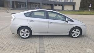 Grey Toyota Prius 2009 in Vilnius, with an engine capacity of 1.80 L and mileage of 295 thousand km for 5799 €, photo 4 on AUTOMOTO.COM.LV