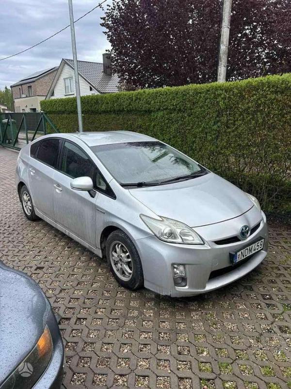 Grey Toyota Prius 2009 in Vilnius, with an engine capacity of 1.80 L and mileage of 483 thousand km for 3900 €, photo 1 on AUTOMOTO.COM.LV