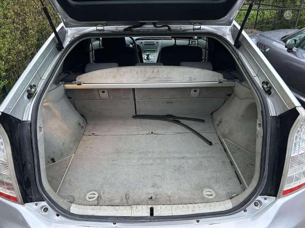 Grey Toyota Prius 2009 in Vilnius, with an engine capacity of 1.80 L and mileage of 483 thousand km for 3900 €, photo 6 on AUTOMOTO.COM.LV