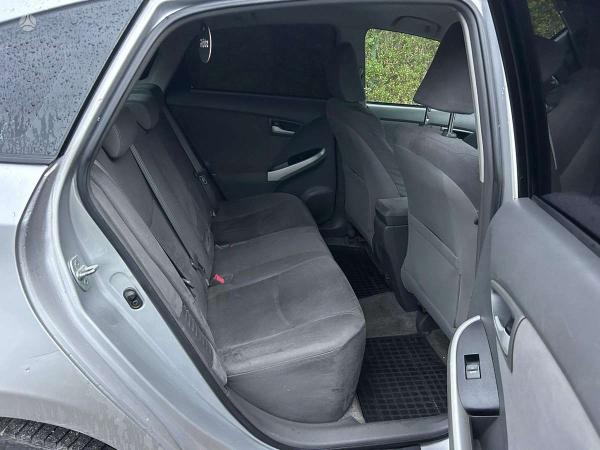 Grey Toyota Prius 2009 in Vilnius, with an engine capacity of 1.80 L and mileage of 483 thousand km for 3900 €, photo 8 on AUTOMOTO.COM.LV