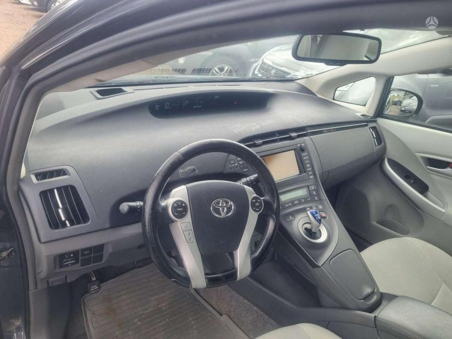 Grey Toyota Prius 2009 in Utena, with an engine capacity of 0.00 L and mileage of 226 thousand km for 4900 €, photo 8 on AUTOMOTO.COM.LV