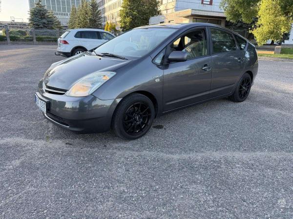 Grey Toyota Prius 2009 in Kaunas, with an engine capacity of 1.50 L and mileage of 289 thousand km for 3690 €, photo 1 on AUTOMOTO.COM.LV