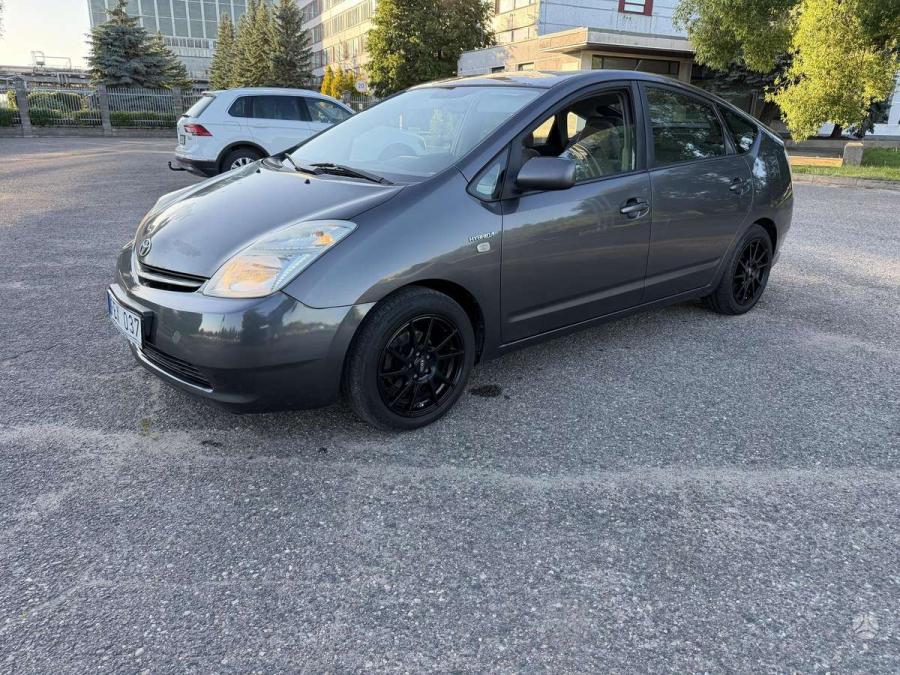 Pelēks Toyota Prius 2009 Kauņa, ar dzinēja tilpumu 1.50 L un nobraukumu 289 tūkst. km par 3690 €, foto 1 vietnē AUTOMOTO.COM.LV