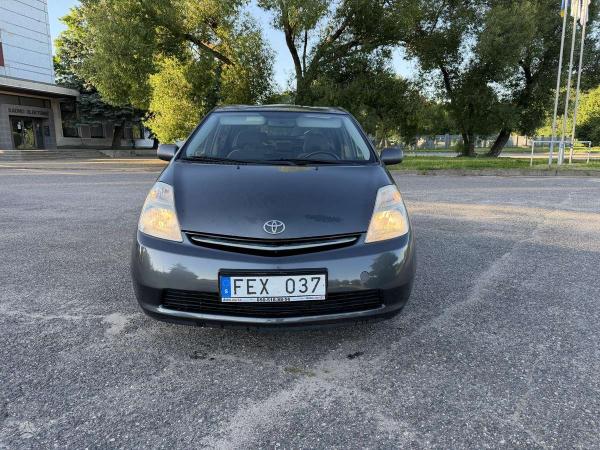 Grey Toyota Prius 2009 in Kaunas, with an engine capacity of 1.50 L and mileage of 289 thousand km for 3690 €, photo 2 on AUTOMOTO.COM.LV