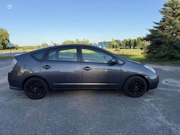 Grey Toyota Prius 2009 in Kaunas, with an engine capacity of 1.50 L and mileage of 289 thousand km for 3690 €, photo 4 on AUTOMOTO.COM.LV