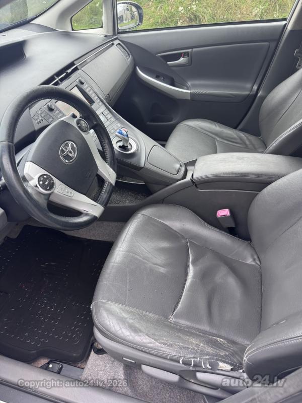 Grey Toyota Prius 2009 in Tallinn, with an engine capacity of 1.80 L and mileage of 350 thousand km for 4500 €, photo 8 on AUTOMOTO.COM.LV