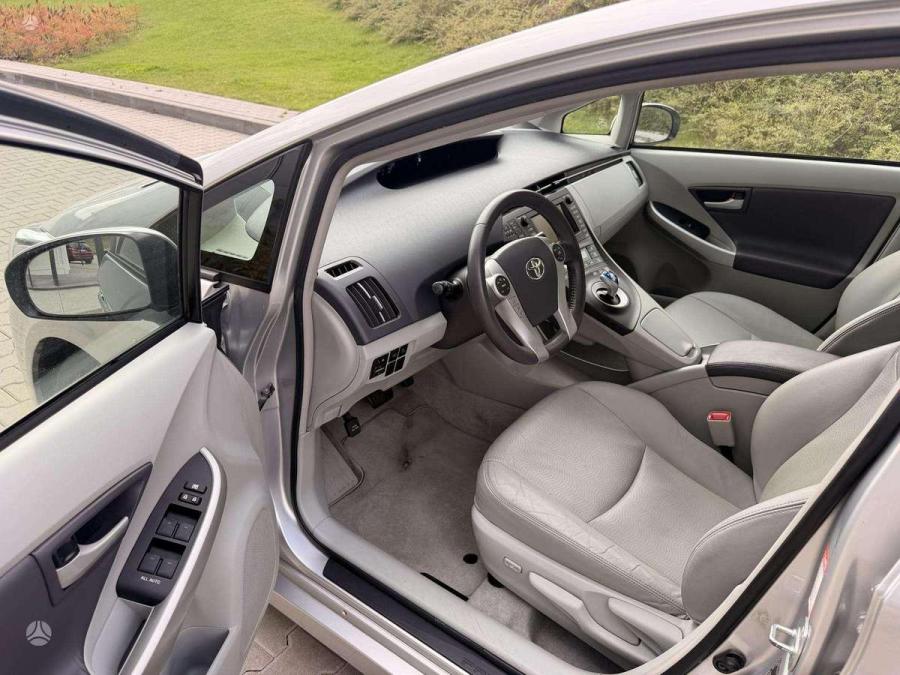 Grey Toyota Prius 2009 in Vilnius, with an engine capacity of 1.80 L and mileage of 117 thousand km for 9950 €, photo 17 on AUTOMOTO.COM.LV
