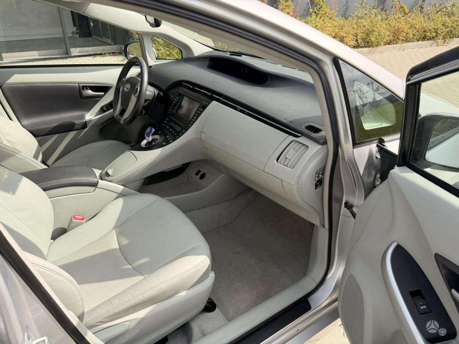 Grey Toyota Prius 2009 in Vilnius, with an engine capacity of 1.80 L and mileage of 117 thousand km for 9950 €, photo 26 on AUTOMOTO.COM.LV