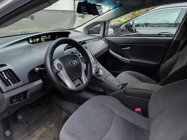 Pelēks Toyota Prius 2010 Klaipėda, ar dzinēja tilpumu 1.80 L un nobraukumu 335 tūkst. km par 5500 €, foto 6 vietnē AUTOMOTO.COM.LV