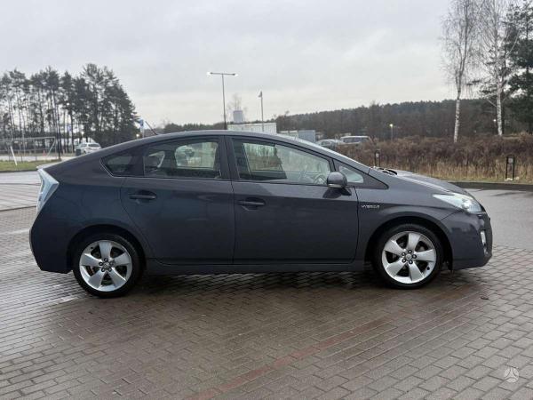 Grey Toyota Prius 2010 in Vilnius, with an engine capacity of 0.00 L and mileage of 300 thousand km for 4500 €, photo 4 on AUTOMOTO.COM.LV