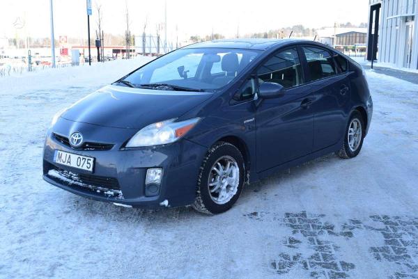 Pelēks Toyota Prius 2010 Viļņa, ar dzinēja tilpumu 1.80 L un nobraukumu 277 tūkst. km par 5150 €, foto 3 vietnē AUTOMOTO.COM.LV