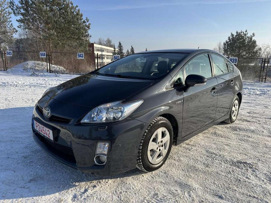 Grey Toyota Prius 2010 in Alytus, with an engine capacity of 1.80 L and mileage of 295 thousand km for 6950 €, photo 1 on AUTOMOTO.COM.LV