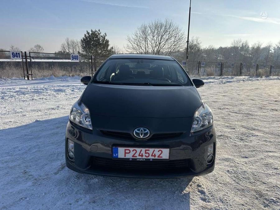 Grey Toyota Prius 2010 in Alytus, with an engine capacity of 1.80 L and mileage of 295 thousand km for 6950 €, photo 2 on AUTOMOTO.COM.LV