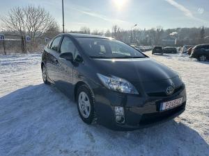 Grey Toyota Prius 2010 in Alytus, with an engine capacity of 1.80 L and mileage of 295 thousand km for 6950 €, photo 3 on AUTOMOTO.COM.LV