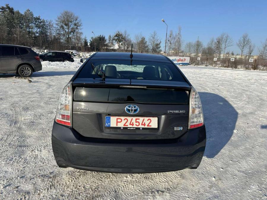 Grey Toyota Prius 2010 in Alytus, with an engine capacity of 1.80 L and mileage of 295 thousand km for 6950 €, photo 6 on AUTOMOTO.COM.LV