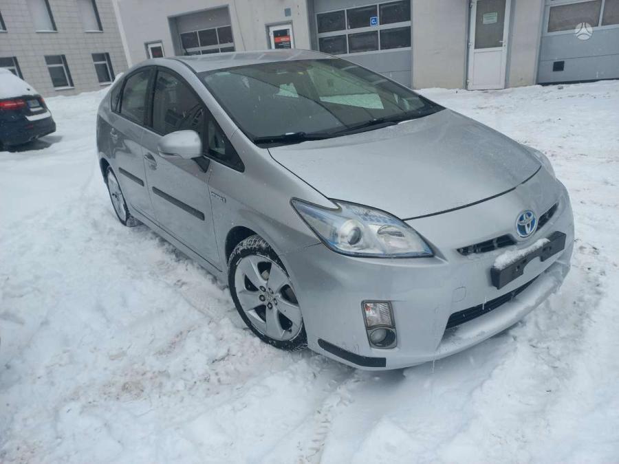 Grey Toyota Prius 2010 in Panevezys, with an engine capacity of 1.80 L and mileage of 222 thousand km for 6950 €, photo 3 on AUTOMOTO.COM.LV