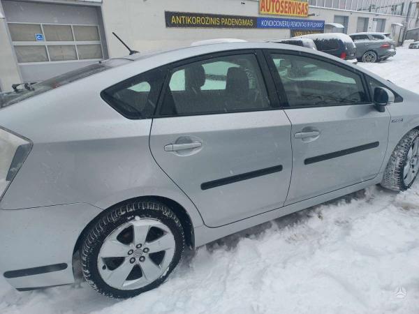 Grey Toyota Prius 2010 in Panevezys, with an engine capacity of 1.80 L and mileage of 222 thousand km for 6950 €, photo 5 on AUTOMOTO.COM.LV