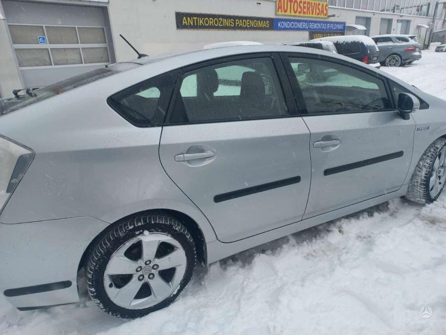 Grey Toyota Prius 2010 in Panevezys, with an engine capacity of 1.80 L and mileage of 222 thousand km for 6950 €, photo 5 on AUTOMOTO.COM.LV