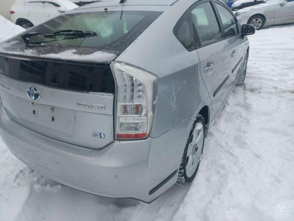 Grey Toyota Prius 2010 in Panevezys, with an engine capacity of 1.80 L and mileage of 222 thousand km for 6950 €, photo 6 on AUTOMOTO.COM.LV