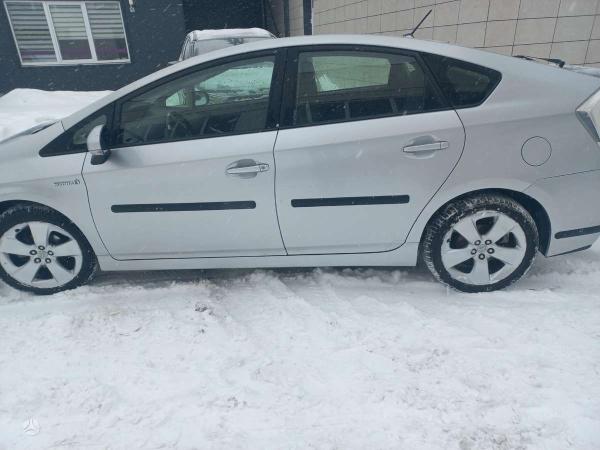 Grey Toyota Prius 2010 in Panevezys, with an engine capacity of 1.80 L and mileage of 222 thousand km for 6950 €, photo 9 on AUTOMOTO.COM.LV