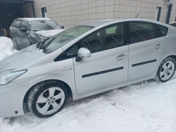 Grey Toyota Prius 2010 in Panevezys, with an engine capacity of 1.80 L and mileage of 222 thousand km for 6950 €, photo 10 on AUTOMOTO.COM.LV