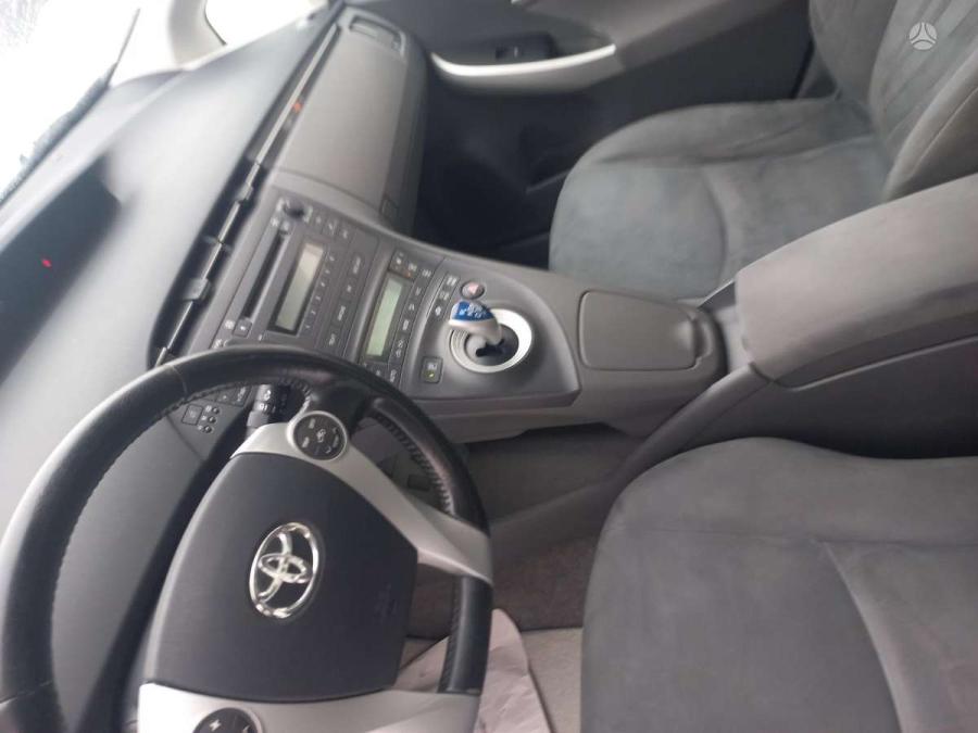 Grey Toyota Prius 2010 in Panevezys, with an engine capacity of 1.80 L and mileage of 222 thousand km for 6950 €, photo 13 on AUTOMOTO.COM.LV
