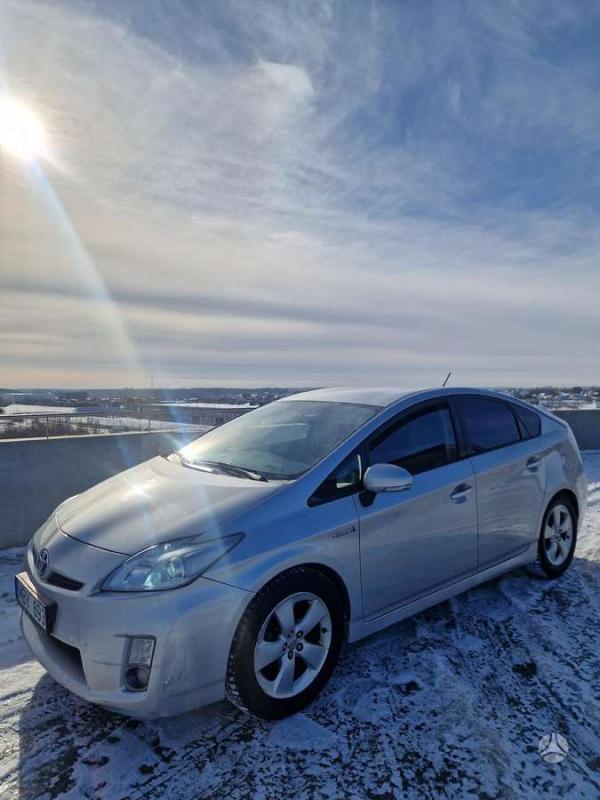 Pelēks Toyota Prius 2010 Viļņa, ar dzinēja tilpumu 0.00 L un nobraukumu 315 tūkst. km par 5700 €, foto 1 vietnē AUTOMOTO.COM.LV