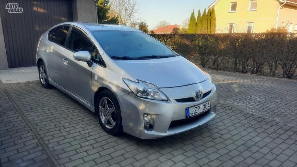 Pelēks Toyota Prius 2010 Kauņa, ar dzinēja tilpumu 1.80 L un nobraukumu 160 tūkst. km par 3650 €, foto 1 vietnē AUTOMOTO.COM.LV