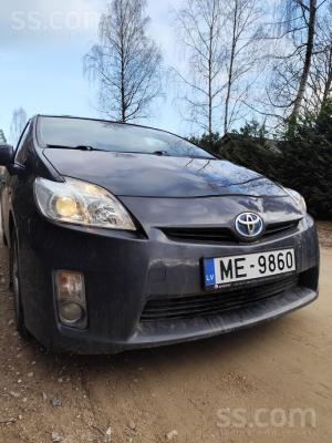 Pelēks Toyota Prius 2010 Rīga, ar dzinēja tilpumu 1.80 L un nobraukumu 177 tūkst. km par 5000 €, foto  vietnē AUTOMOTO.COM.LV