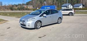 Pelēks Toyota Prius 2010 Rīga, ar dzinēja tilpumu 1.80 L un nobraukumu 301 tūkst. km par 3900 €, foto  vietnē AUTOMOTO.COM.LV