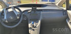 Grey Toyota Prius 2010 in Riga, with an engine capacity of 1.80 L and mileage of 301 thousand km for 3900 €, photo 5 on AUTOMOTO.COM.LV