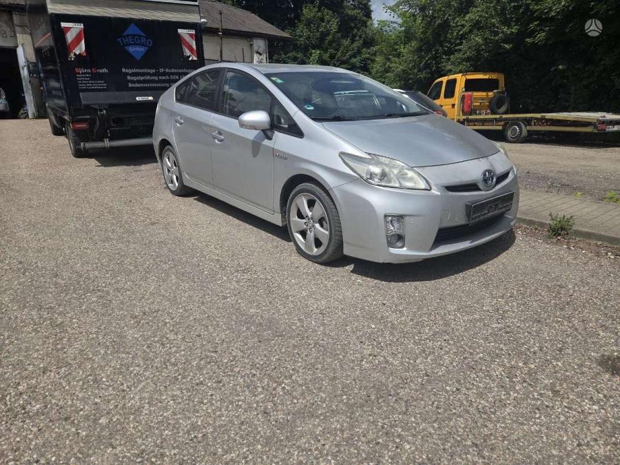 Grey Toyota Prius 2010 in Vilnius, with an engine capacity of 1.80 L and mileage of 285 thousand km for 5400 €, photo 1 on AUTOMOTO.COM.LV
