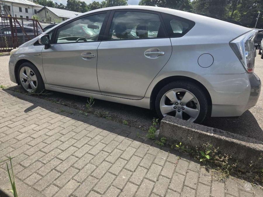 Grey Toyota Prius 2010 in Vilnius, with an engine capacity of 1.80 L and mileage of 285 thousand km for 5400 €, photo 4 on AUTOMOTO.COM.LV