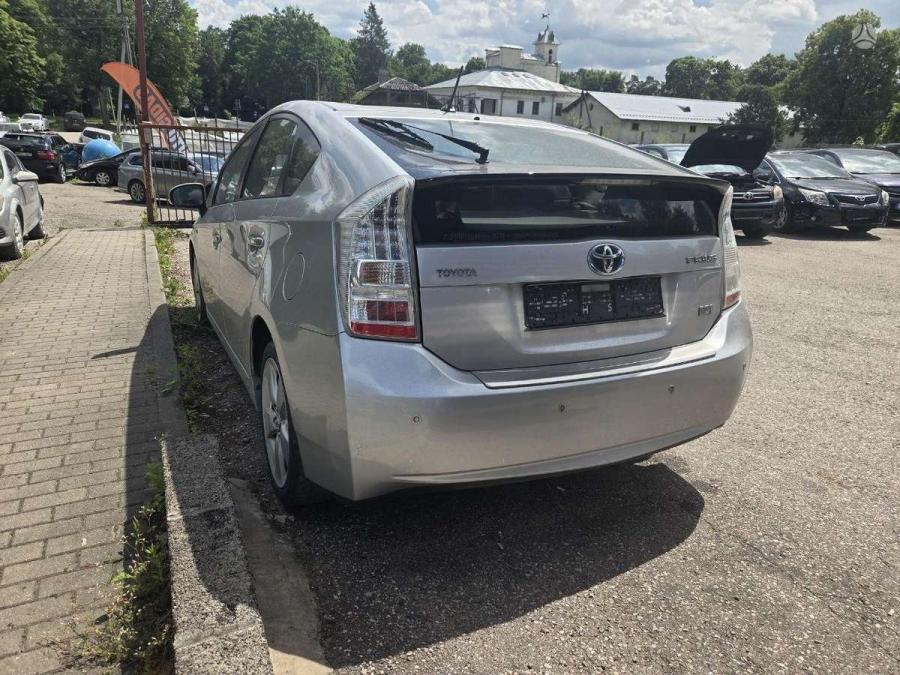 Grey Toyota Prius 2010 in Vilnius, with an engine capacity of 1.80 L and mileage of 285 thousand km for 5400 €, photo 5 on AUTOMOTO.COM.LV