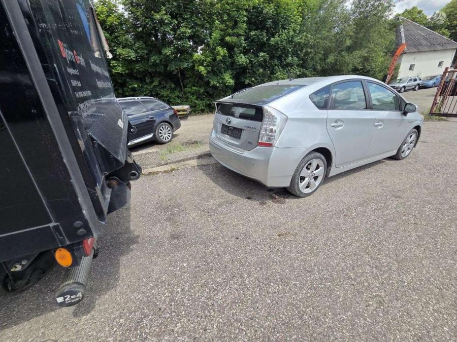 Grey Toyota Prius 2010 in Vilnius, with an engine capacity of 1.80 L and mileage of 285 thousand km for 5400 €, photo 7 on AUTOMOTO.COM.LV