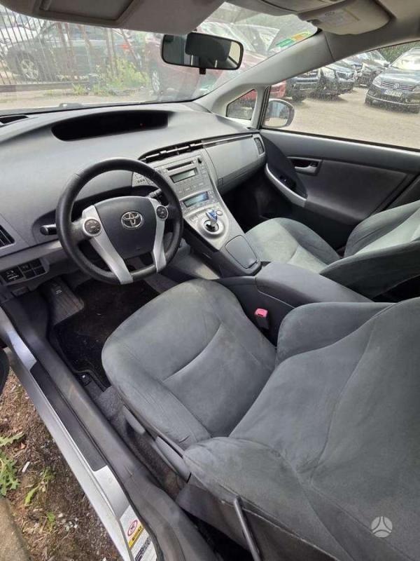 Pelēks Toyota Prius 2010 Viļņa, ar dzinēja tilpumu 1.80 L un nobraukumu 285 tūkst. km par 5400 €, foto 7 vietnē AUTOMOTO.COM.LV