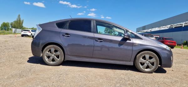 Grey Toyota Prius 2010 in Riga, with an engine capacity of 1.80 L and mileage of 220 thousand km for 7249 €, photo 6 on AUTOMOTO.COM.LV