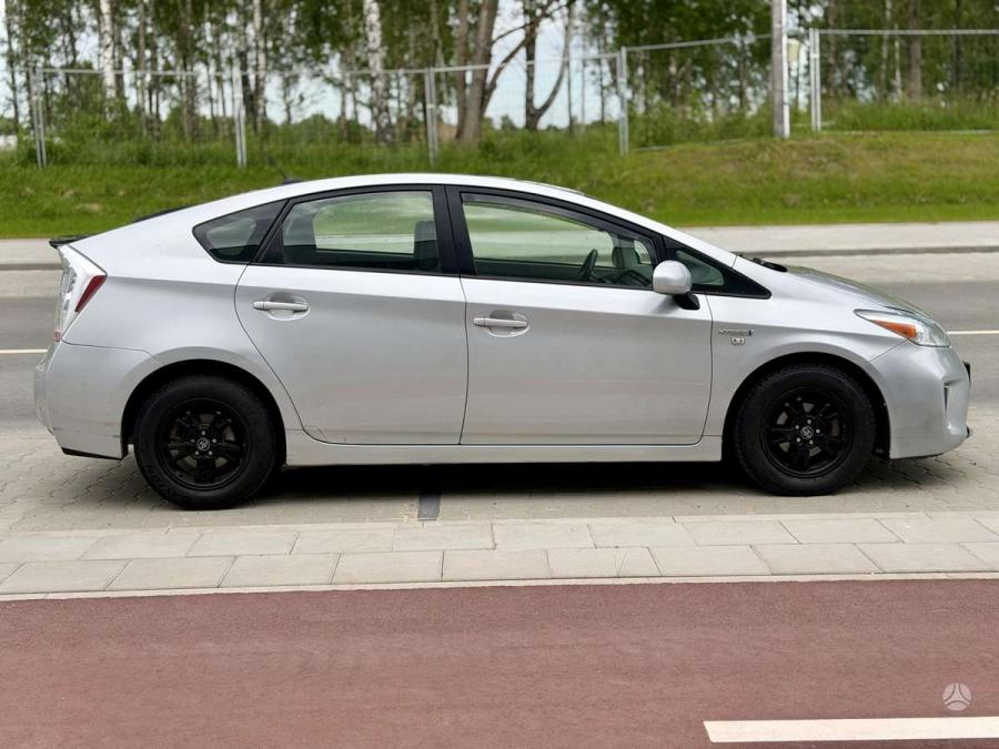 Grey Toyota Prius 2010 in Vilnius, with an engine capacity of 1.80 L and mileage of 291 thousand km for 5250 €, photo 6 on AUTOMOTO.COM.LV